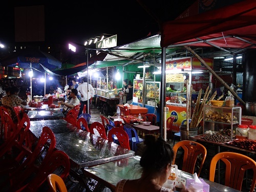 ライオン像ロータリーの横でカンボジア式パパイヤサラダ Bok Lhong など : kimcafeのB級グルメ旅