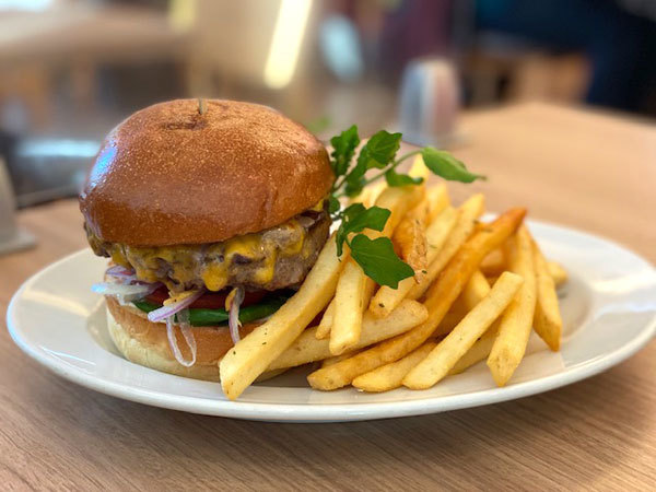 東京（丸の内）：Sarabeth's（サラベス）東京店「ワングレートバーガー」 : きわめればスカタン