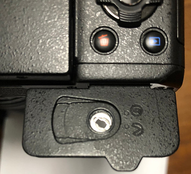 OM-D E-M5 Mark II 電池蓋故障 : 権蔵のフォト日記 証拠写真集 OM-D E-M5 Mark II 電池蓋故障 : 権蔵のフォト日記 証拠写真集