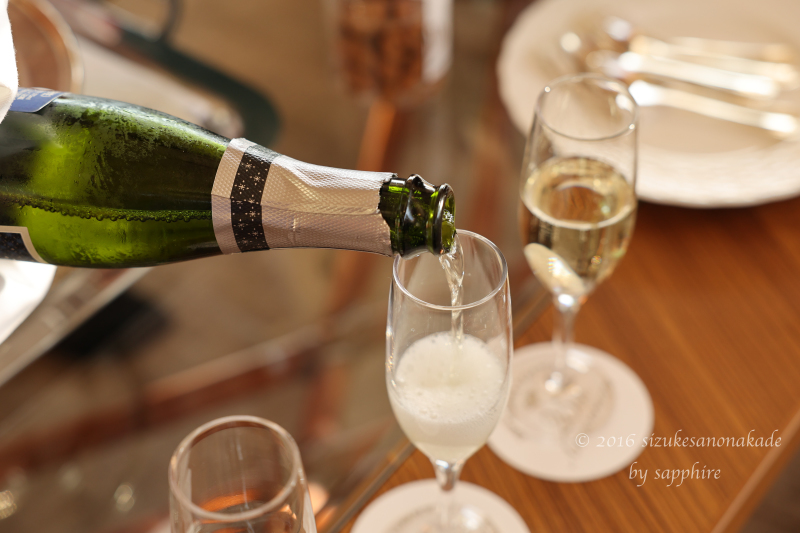 インルームダイニング : ミセス サファイア 静けさの中で