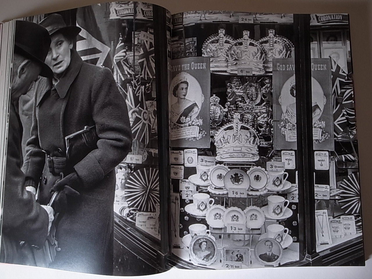 HER MAJESTY / Reuel Golden (Edit), Christopher Warwick (Text), Andy ...