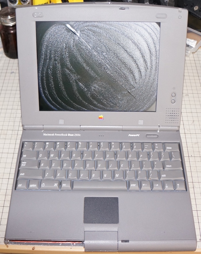 Macintosh PowerBook Duo 2300c のディスプレーが〜、でもって中 Macintosh PowerBook Duo 2300c のディスプレーが〜、でもって中